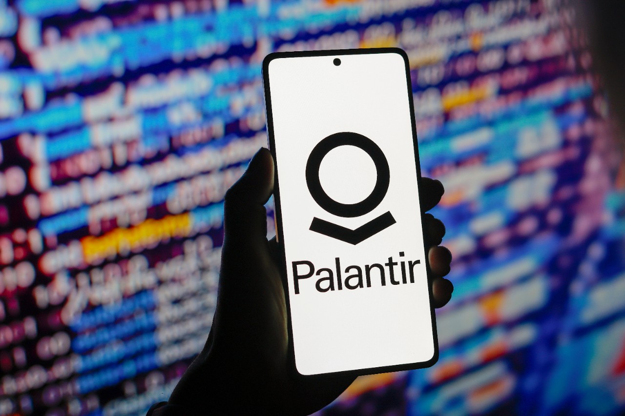 Palantir Q3 earnings: government revenue risk & AIP growth - IG UK