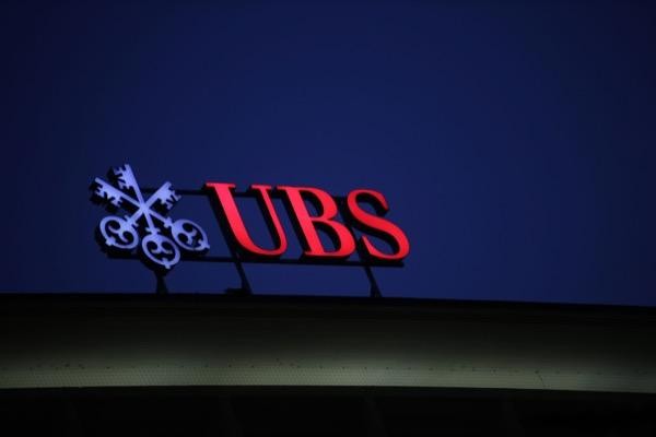 UBS übernimmt Credit Suisse - Goldpreis knackt 2.000-Dollar-Marke | IG Deutschland