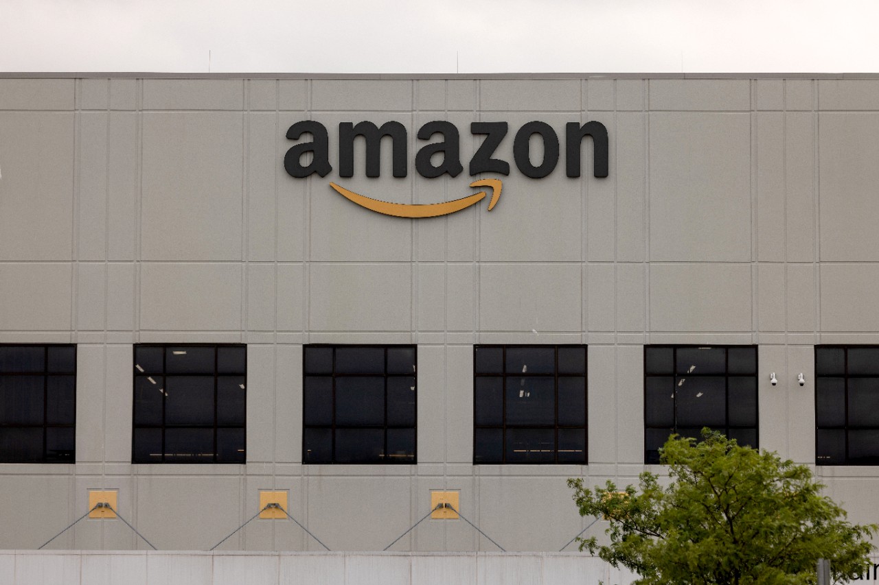 アマゾン、株価4％下落 成長減速 設備投資は1000億ドル超見通し