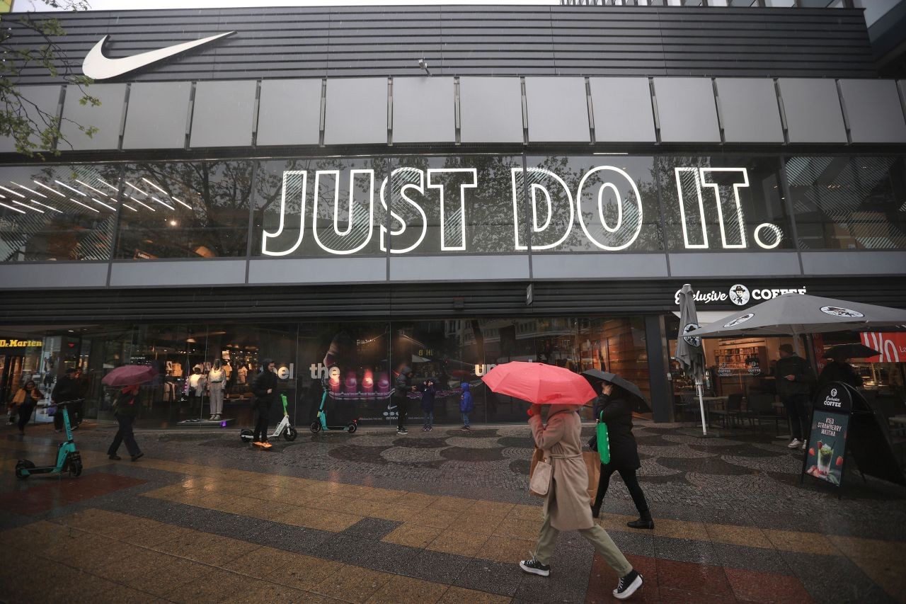 Acciones Nike: la compañía prevé caída de ingresos y márgenes en 2025 ...